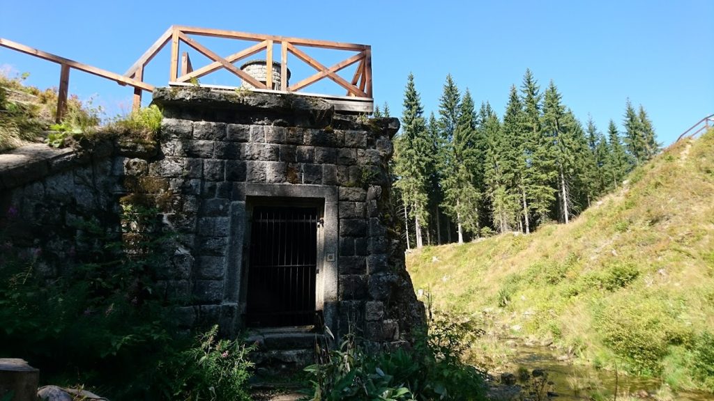 Protržená přehrada Desná